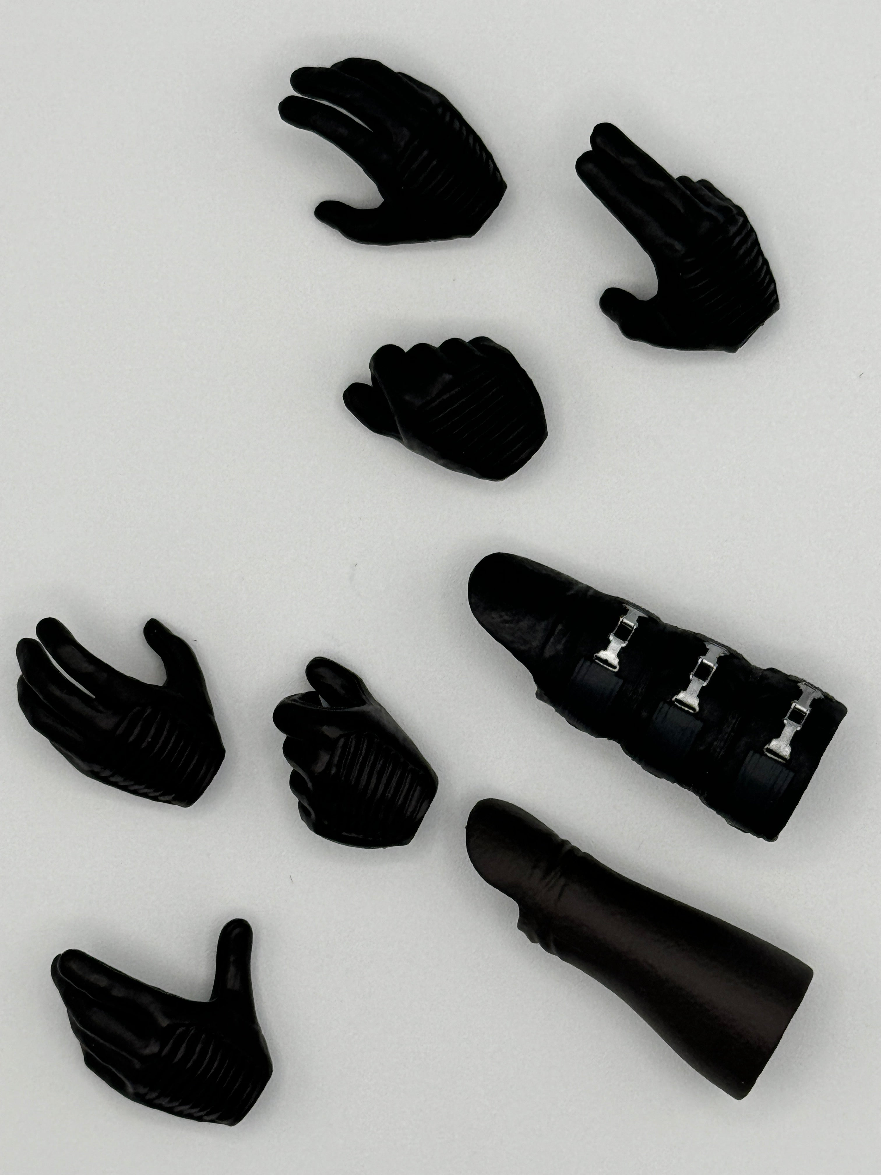 TMS019 Set of Hands & Gauntlets